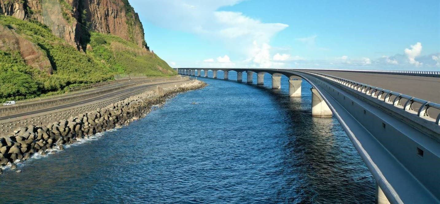 New Coastal Road viaduct on Reunion Island - Infrastructure Global New Coastal Road viaduct on Reunion Island - Infrastructure Global